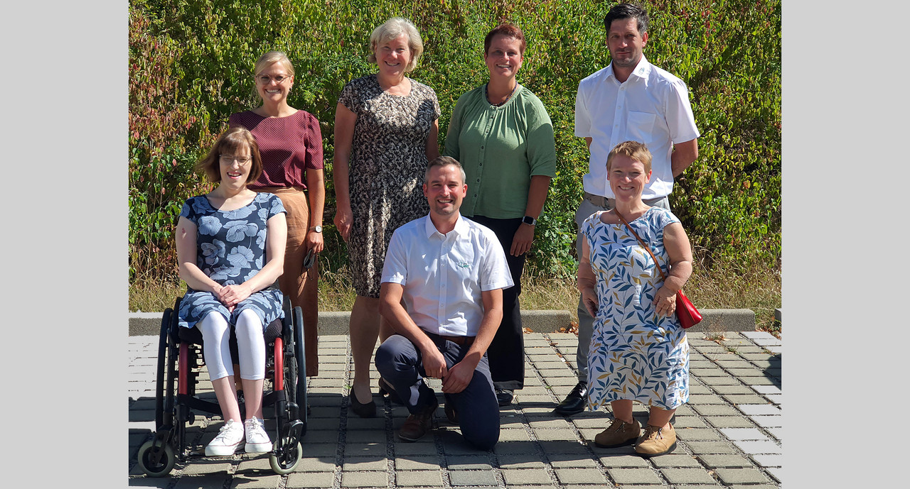 Simone Fischer informiert sich beim Campus Mensch der GWW zu Bemühungen ...